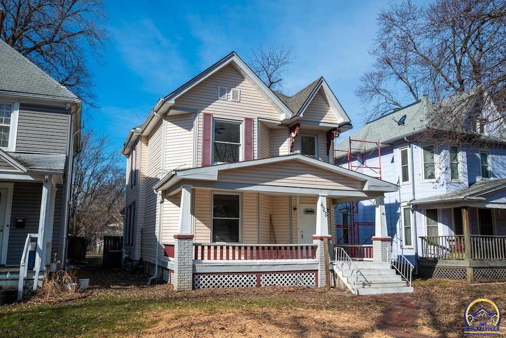425 SW Buchanan St, Topeka, KS 66606 | MLS# SUN232627 | Homes.com