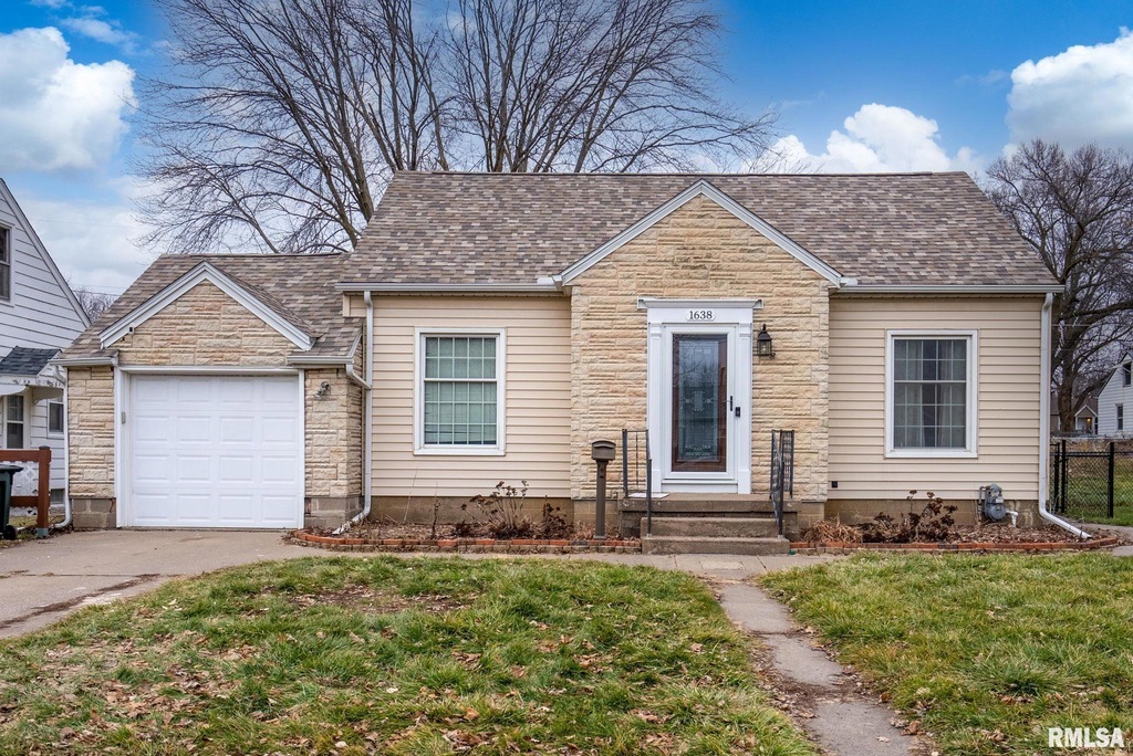 1638 W 35th St, Davenport, IA 52806 | Homes.com