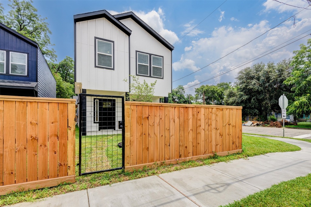 5700 Elysian St, Houston, TX 77009 | MLS# 33986098 | Homes.com