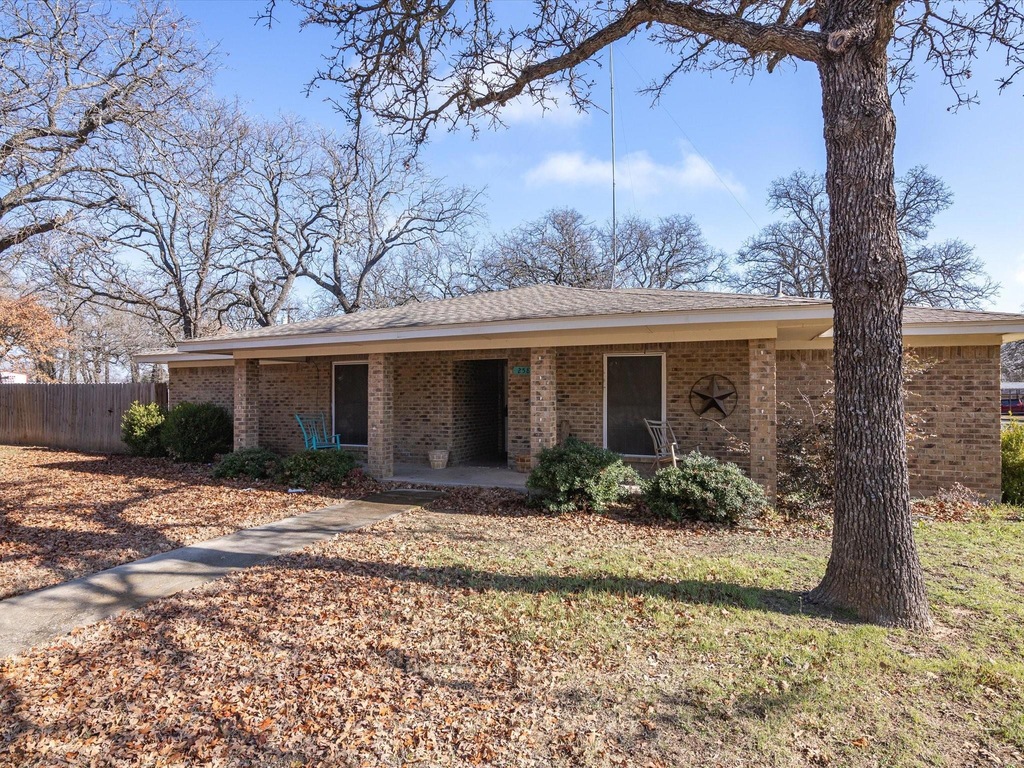 258 Tanglewood St, Bowie, TX 76230 | MLS# 20550554 | Homes.com