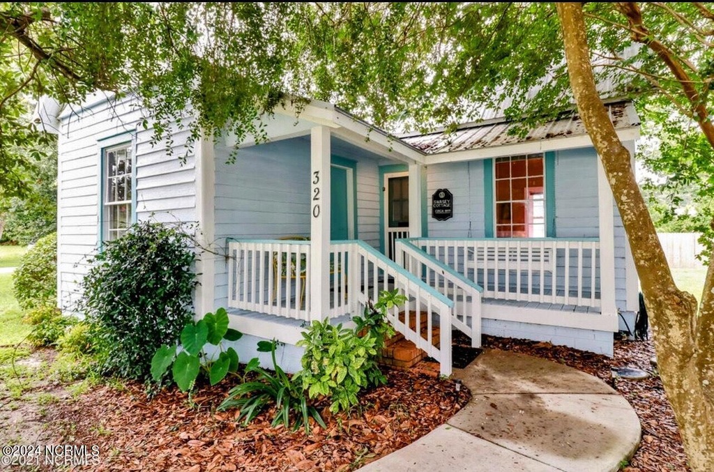 For Sale 320 N Lord St, Southport, NC 28461 | Homes.com