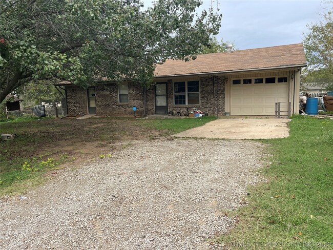 306 E Jefferson St, Henryetta, OK 74437 | MLS# 2338819 | Homes.com